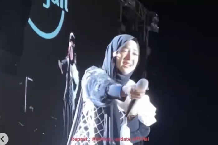 VIDEO: Nissa Sabyan Menangis di Atas Panggung, Malah Dihujat - Ntvnews.id