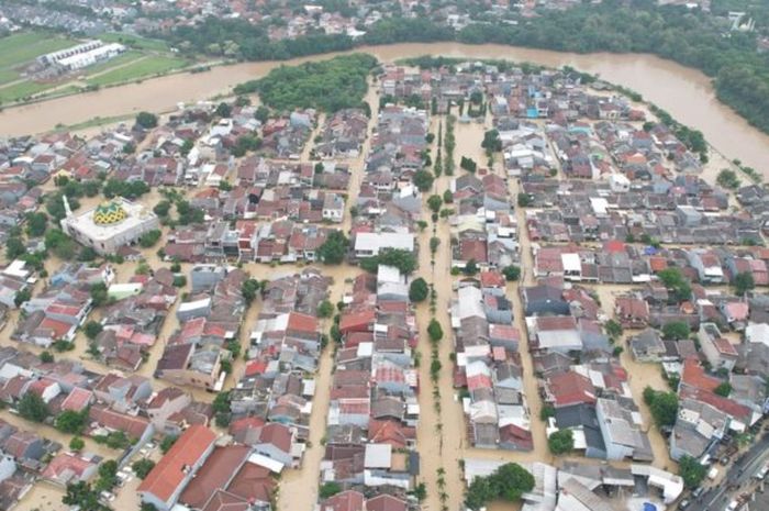 Banjir Rendam 41 Desa di Kabupaten Bekasi, 37.879 Keluarga Terdampak ...