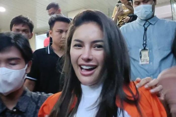 Nikita Mirzani dan Mail Ditahan, Ini Penampakan saat Pakai Baju Oranye - Ntvnews.id