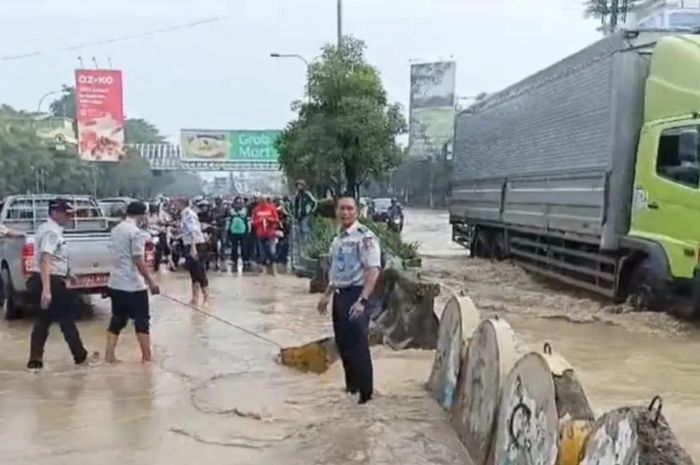 Banjir Bekasi Meluas Jadi 20 Titik di 7 Kecamatan - Ntvnews.id