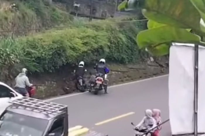 Viral! Patwal di Puncak Pepet Pengendara Motor ke Selokan - Ntvnews.id