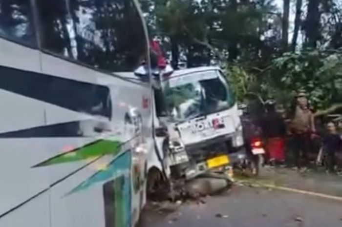 Tabrakan Bus, Truk, dan Motor di Jalan Raya Cipanas-Cianjur, Lalu Lintas Macet Total - Ntvnews.id