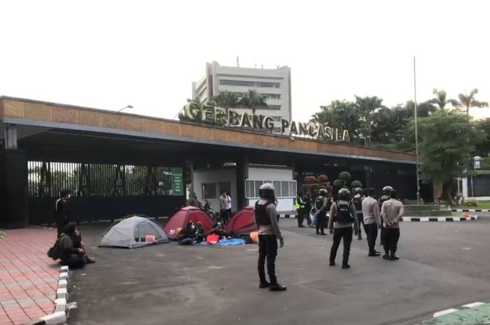 Paripurna Pengesahan RUU TNI, Peserta Aksi Mulai Datangi Gedung DPR - Ntvnews.id