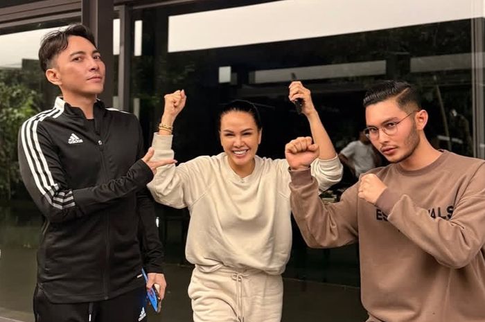 Geger! Panda Asisten Shella Saukia Pamer Foto Akur Bareng dr. Ekles dan Fitri Salhuteru - Ntvnews.id