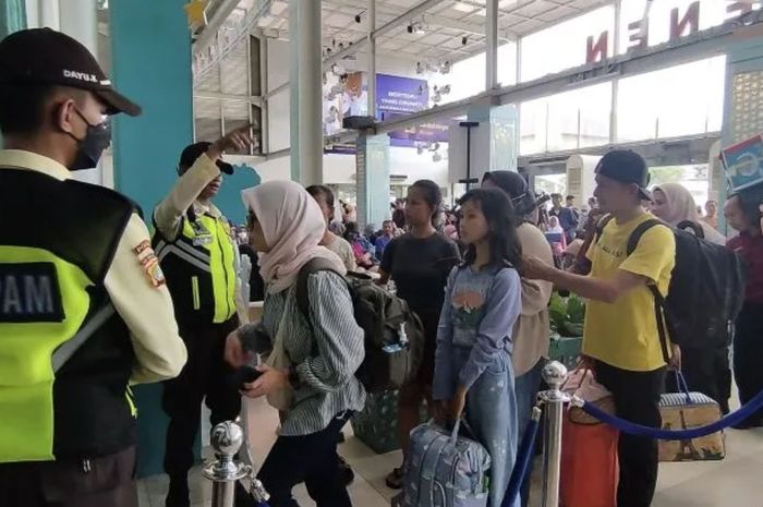 H-7 Lebaran: Stasiun Senen Dipadati Pemudik yang Berangkat Lebih Awal - Ntvnews.id
