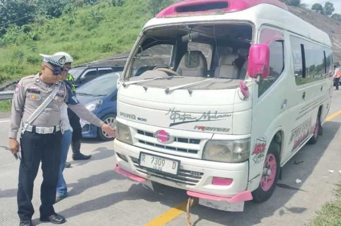Minibus Terbalik di Tol Cipali KM 183, Dua Pemudik Luka - Ntvnews.id