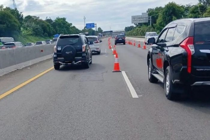 Buka Tutup Pintu Masuk Contraflow Arah Cikampek di Tol Japek Diterapkan - Ntvnews.id