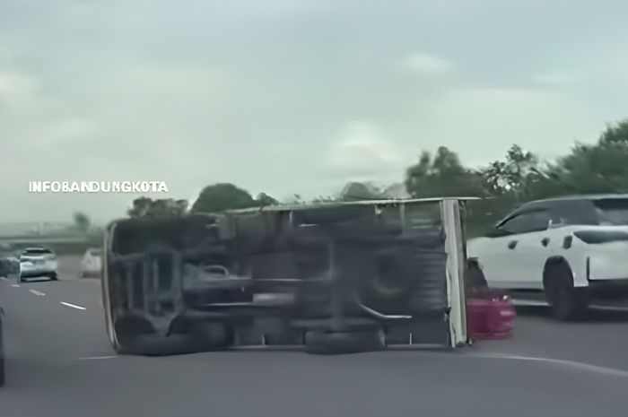 Truk Pengangkut Gas LPG Terguling di Tol Purbaleunyi KM 136 - Ntvnews.id
