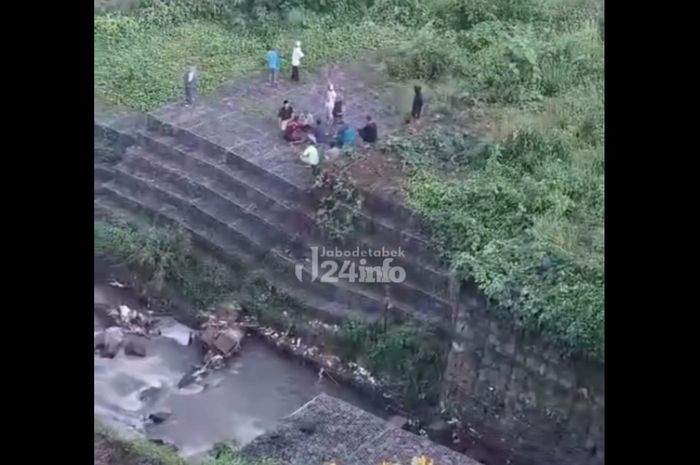 Kencing Sembarangan di Jembatan, Pemotor di Bogor Tiba-tiba Hilang - Ntvnews.id