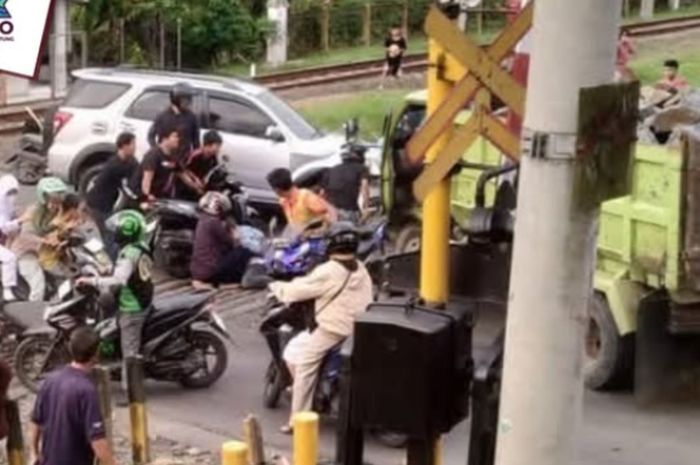 Tabrakan Beruntun di Perlintasan Rel Kereta Rangkasbitung, Satu Orang ...