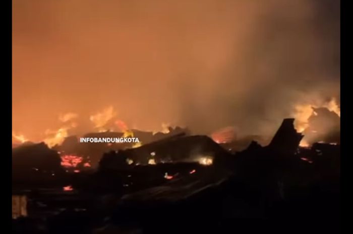 Kebakaran Mengerikan Menghantam Ratusan Kios di Pasirkoja Bandung - Ntvnews.id