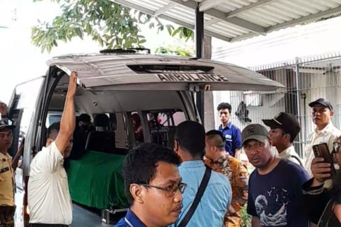 Detik-detik Jenazah Hotma Sitompul Dibawa dari RSCM Menuju Rumah Duka ...