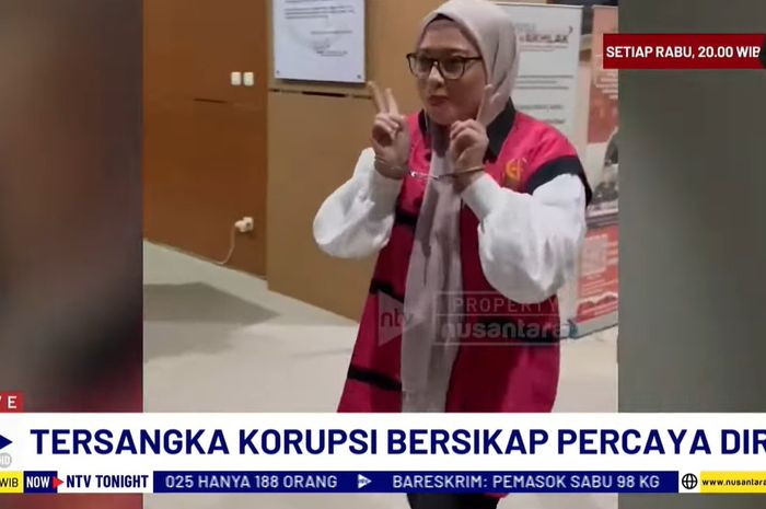 Senyum dan Salam Dua Jari, Gaya Santai Tersangka Korupsi Ini Bikin Warganet Geram - Ntvnews.id