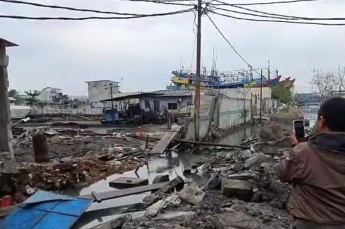 Banjir Rob Meluap ke Jalan di Pluit Gegara Tembok Galangan Roboh ...