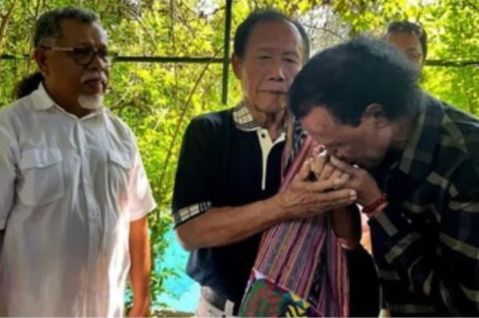 Hercules Minta Maaf kepada Sutiyoso, Serahkan Kain Timor sebagai Simbol ...