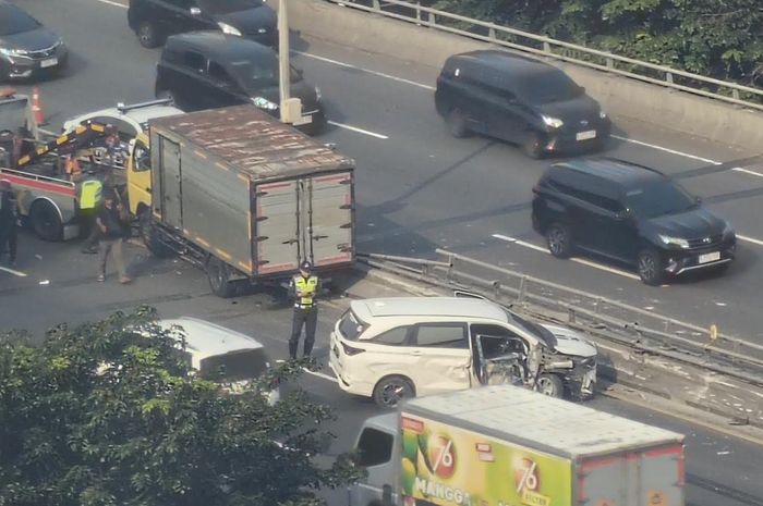Kecelakaan Libatkan Minibus dan Truk di Tol Wiyoto Wiyono, Kendaraan Alami Kerusakan Parah ...