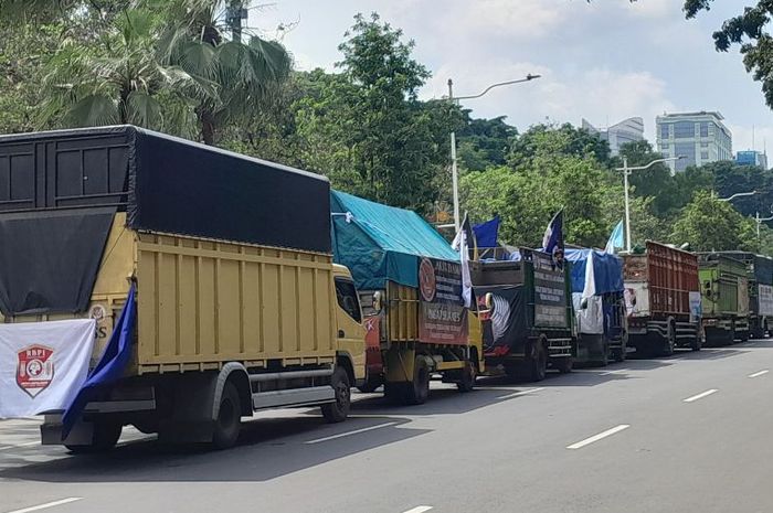 Ratusan Sopir Truk Demo, Jalan Medan Merdeka Jakarta Macet Parah - Ntvnews.id