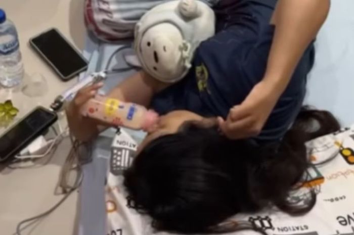 Ngakak! Mahasiswi KKN Ini Punya Kebiasaan Unik, Harus Minum Susu Pakai ...