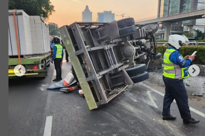 Truk Terguling di MT Haryono Jaksel arah Cawang Bikin Macet Parah - Ntvnews.id