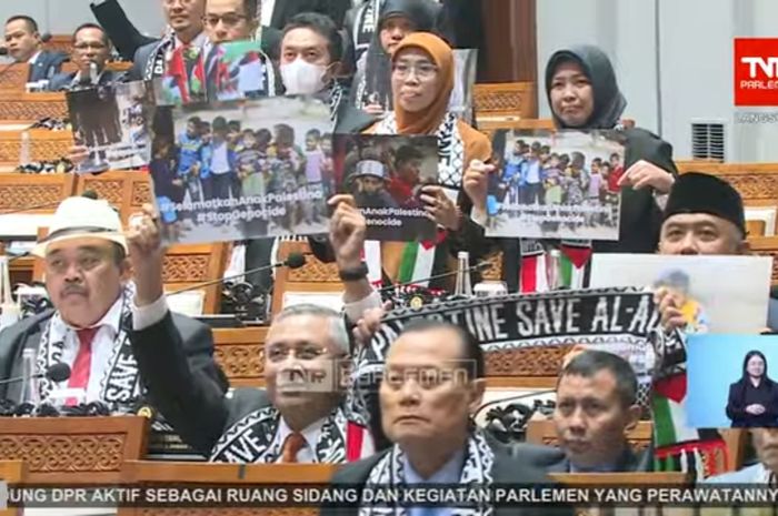 Anggota DPR Ramai-ramai Angkat Poster Dukung Palestina saat Paripurna ...