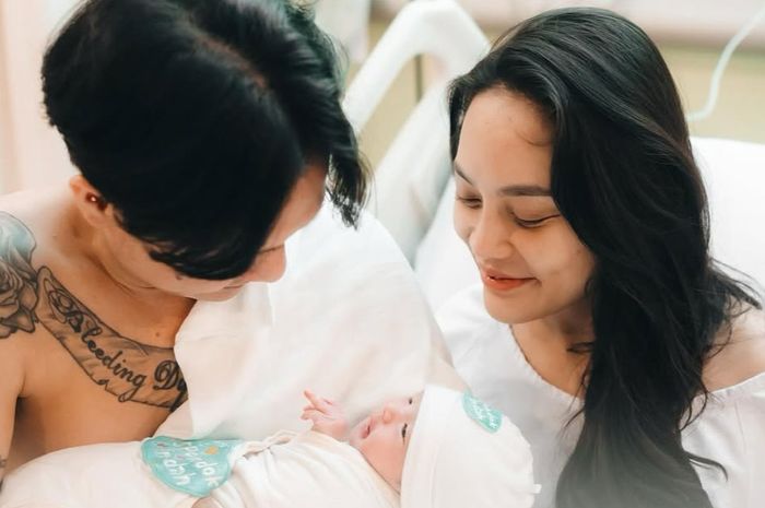 Penampakan Andrew Raxy Neil Anak Erika Carlina Saat Lahir, Disebut Mirip DJ Panda - Ntvnews.id