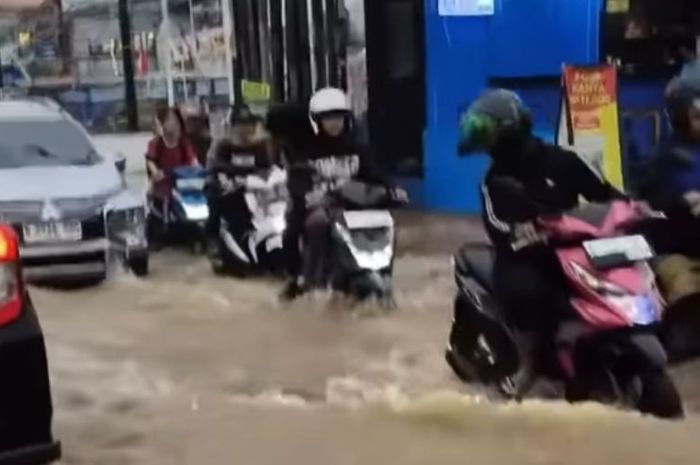 Bekasi Dikepung Banjir Usai Diguyur Hujan Deras - Ntvnews.id