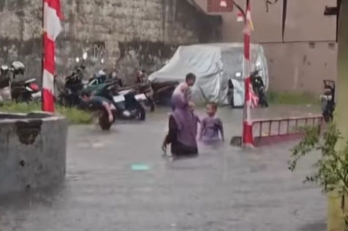 Hujan Deras Guyur Tangsel, Bintaro Tergenang Banjir di Sejumlah Titik - Ntvnews.id