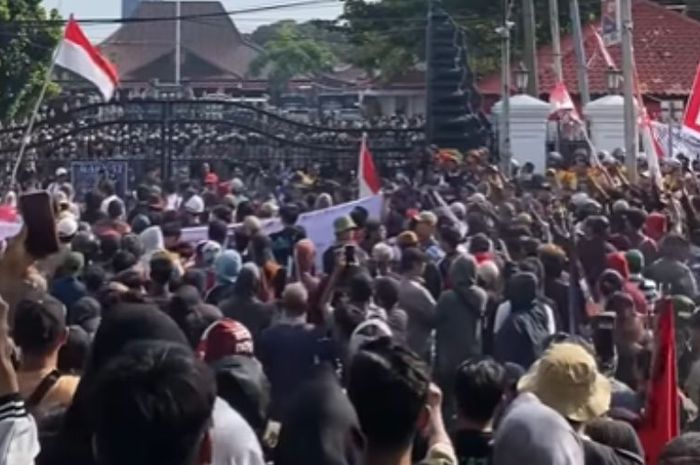 Bendera One Piece Berkibar di Tengah-tengah Demo Warga Pati - Ntvnews.id