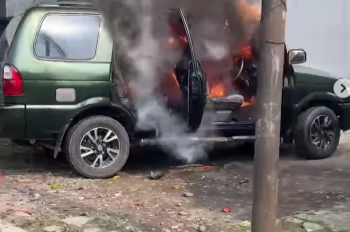 Mobil KIjang Terbakar di Mall Plaza Shinta Kota Tangerang - Ntvnews.id