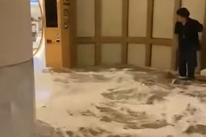 Super Topan Ragasa Terjang Hong Kong, Ombak Jebol Pintu Kaca Hotel ...