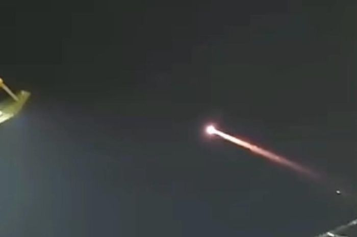 Bola Api dari Langit Gegerkan Cirebon, BRIN: Meteor Jatuh di Laut Jawa ...