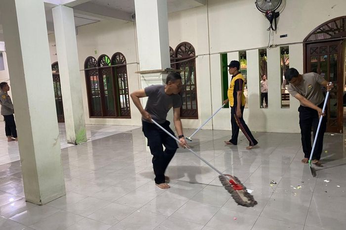 Pasca Ledakan, Polisi Gelar Aksi Bersih-bersih dan Perbaikan SMAN 72 ...