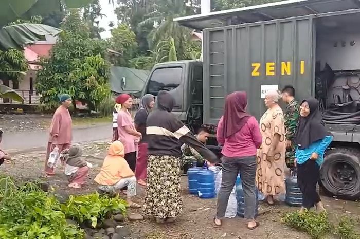 TNI Kerahkan Kendaraan Khusus, Air Bersih untuk Warga Palembayan Agam ...