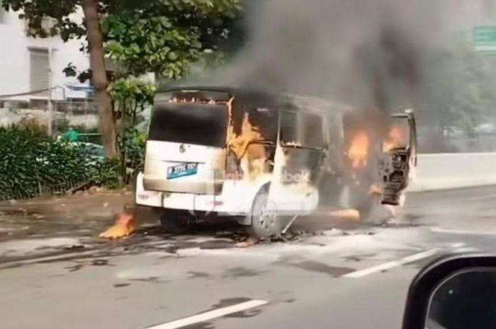 Mobil Terbakar di Tol JORR Depan Citos, Sempat Meledak - Ntvnews.id