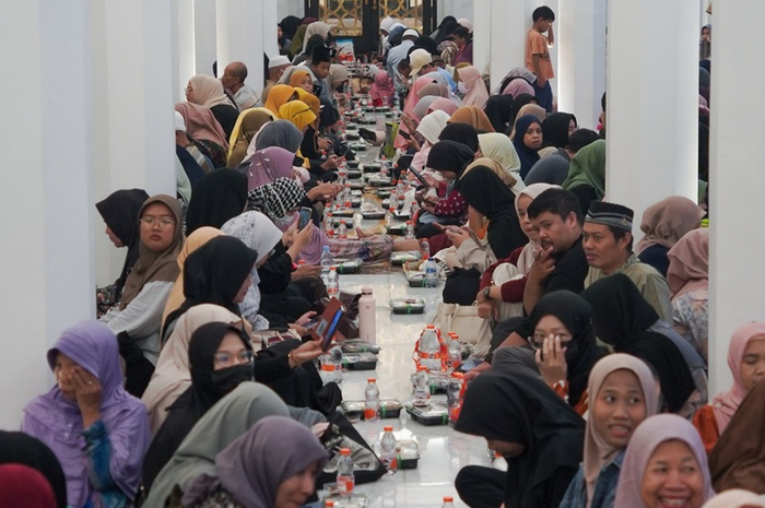 Perkuat Syiar Ramadhan 2026, Cleo Pure Water Berbagi Kemurnian ke 1.000 ...