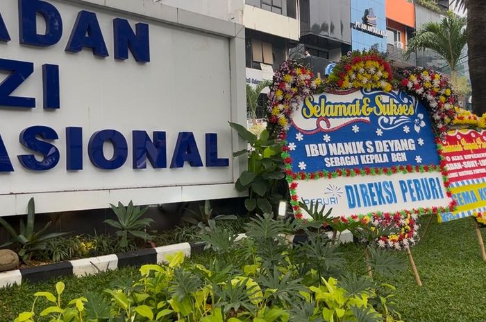 Karangan Bunga Berjejer di Kantor BGN Usai Pergantian Pimpinan - Ntvnews.id