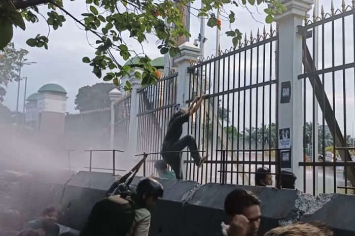 Petugas Gunakan Water Cannon untuk Bubarkan Massa yang Berusaha Jebol Pagar DPR - Ntvnews.id