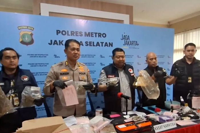Influencer Inisial AW dan Istrinya Ditangkap karena Tanam Ganja di ...