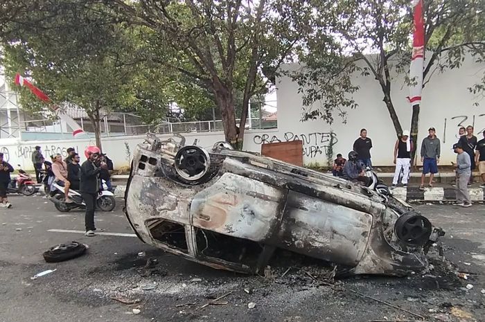 Penampakan Mobil Provost Polisi Dibakar Massa yang Demo di Kantor ...