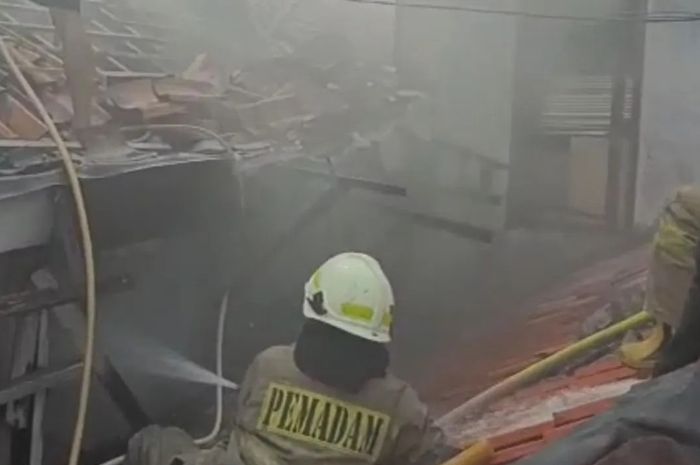Kebakaran Melanda Rumah 2 Lantai di Kebon Jeruk, Diduga Gara-gara ...