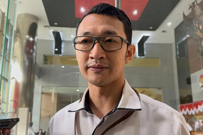 KPK Periksa Kasi Pidsus Kejari Kolaka dan Plt. Kadis PUPR Kolaka Timur ...