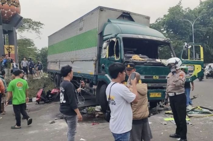 Kronologi Truk Kontainer Ugal-ugalan Tabrak Belasan Kendaraan di Tangerang - Ntvnews.id