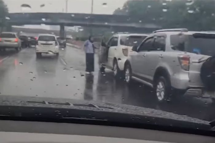 Tabrakan Beruntun di Tol Janger KM 7 Arah Tomang Jakbar - Ntvnews.id