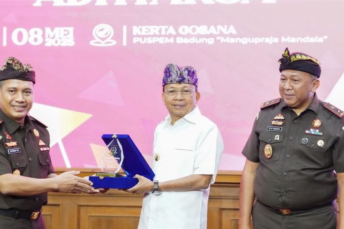 Gubernur Bali Minta Kejaksaan Beri Pelatihan Lembaga Peradilan Adat ...
