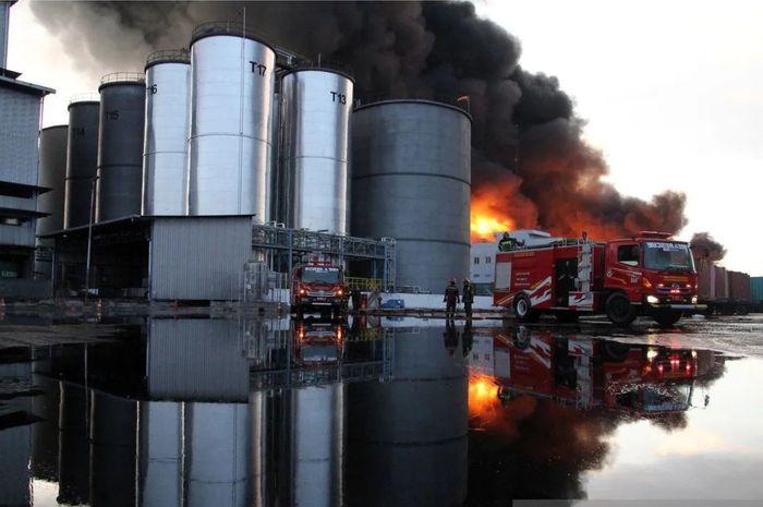 FOTO: Kebakaran Dahsyat Pabrik Minyak Goreng di Medan - Ntvnews.id