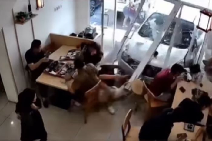 Viral Mobil Tabrak Restoran Jepang di Gading Serpong - Ntvnews.id