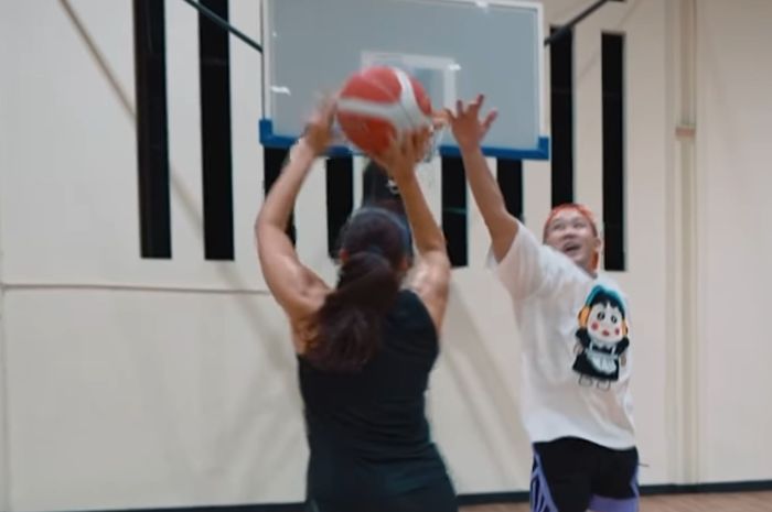 Denny Sumargo Tanding Basket Lawan Ace Konig Istri Sandy Walsh, Siapa ...