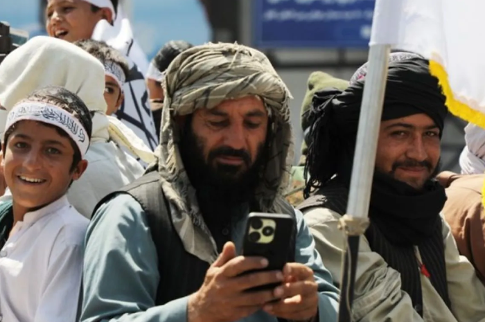 Pemimpin Tertinggi Afghanistan Larang PNS Gunakan Ponsel Pintar ...