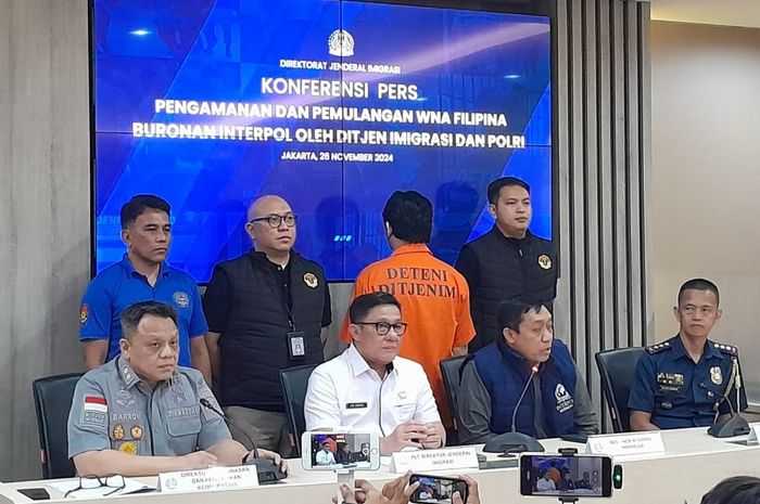 Imigrasi Indonesia dan Polri Serahkan WNA Filipina Buronan Interpol ke Negaranya - Ntvnews.id