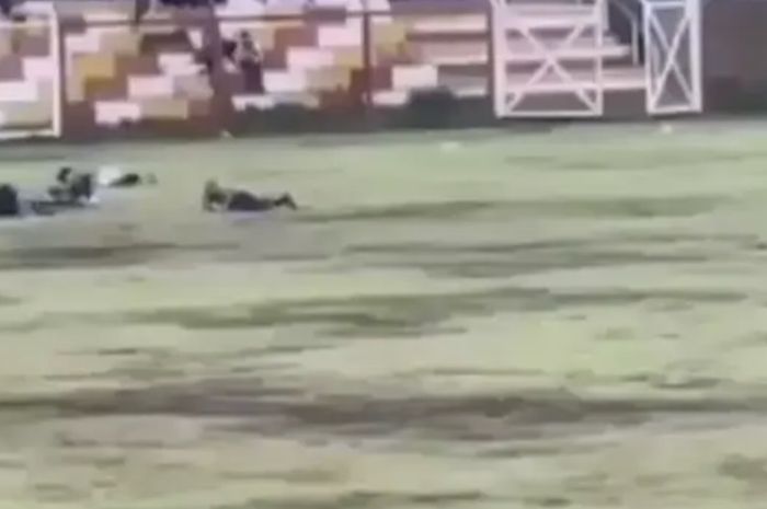 Detik-detik Mengerikan Petir Menyambar Pemain dalam Pertandingan Sepak ... Detik-detik Mengerikan Petir Menyambar Pemain dalam Pertandingan Sepak ...